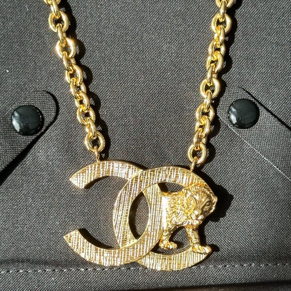 CHANEL | Jewelry | Chanel 22a Short Gold Tone Large Cc Logo With Lion ...